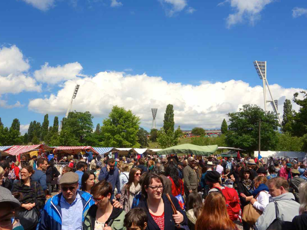 Flohmarkt am Mauerpark in Berlin PETERSTRAVEL